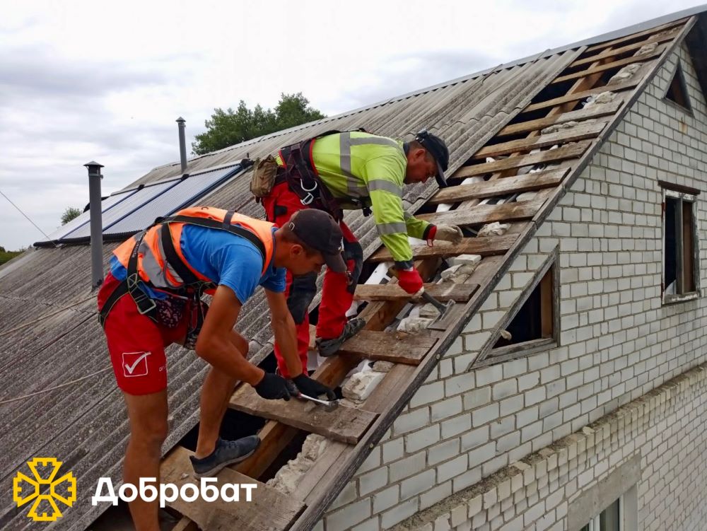 Плівка замість даху волонтери збирають кошти на відновлення будинку в
