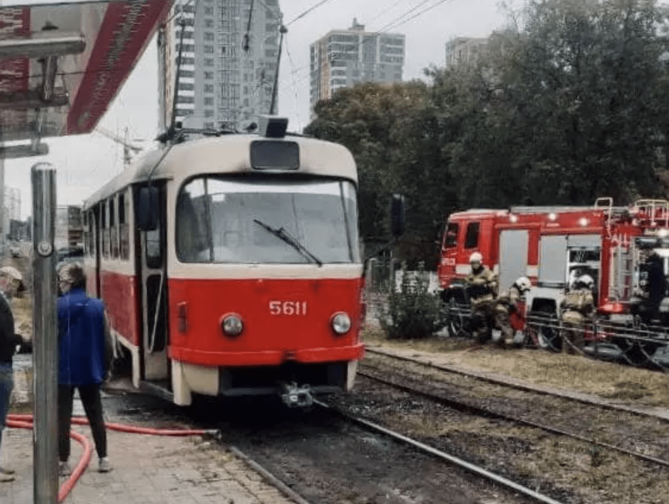 Рятувальники показали фото трамвая, який згорів на Оболоні. Читайте на UKR.NET