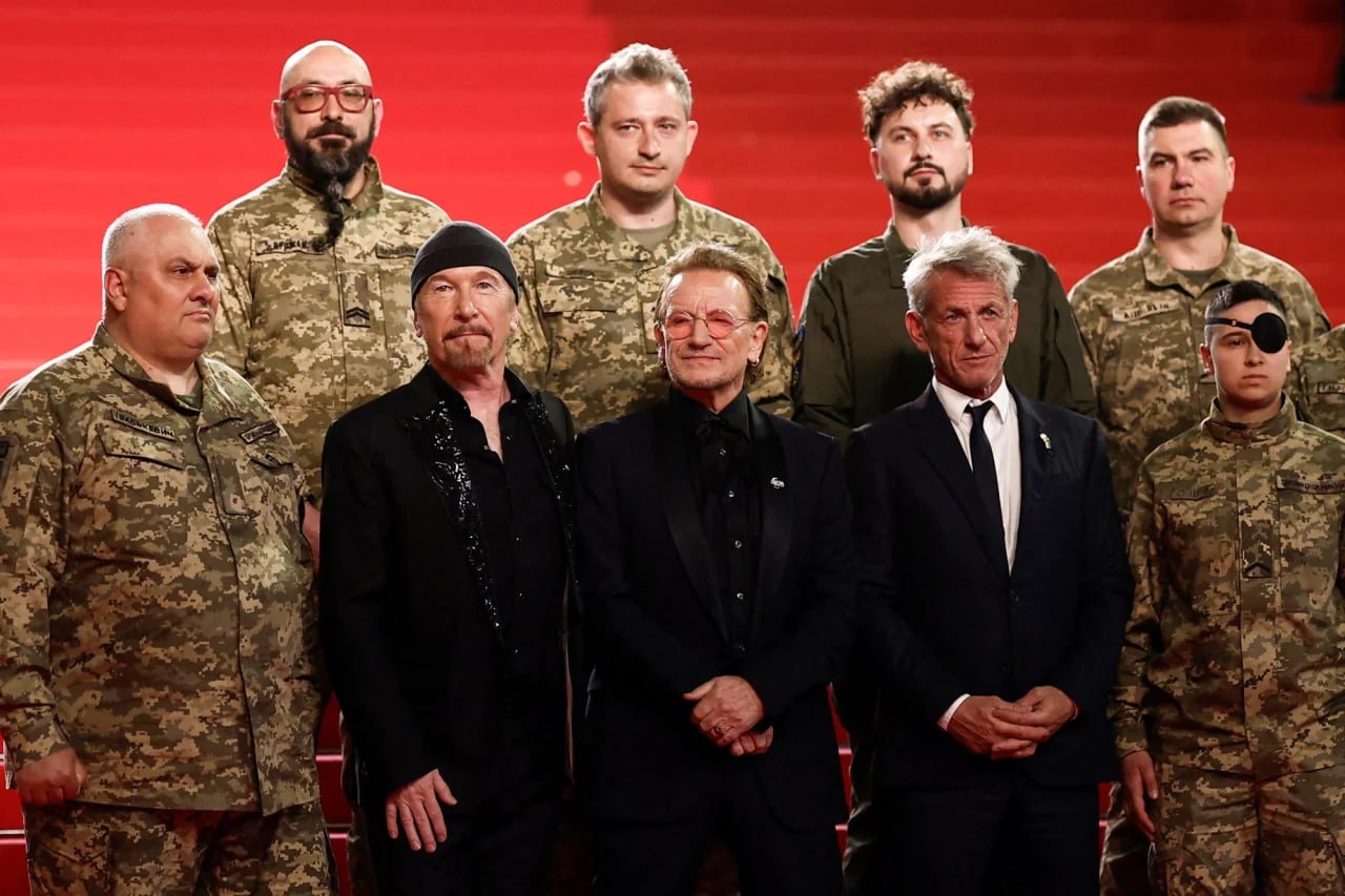 Українські військові із Боно та Шоном Пенном вийшли на червону доріжку ...