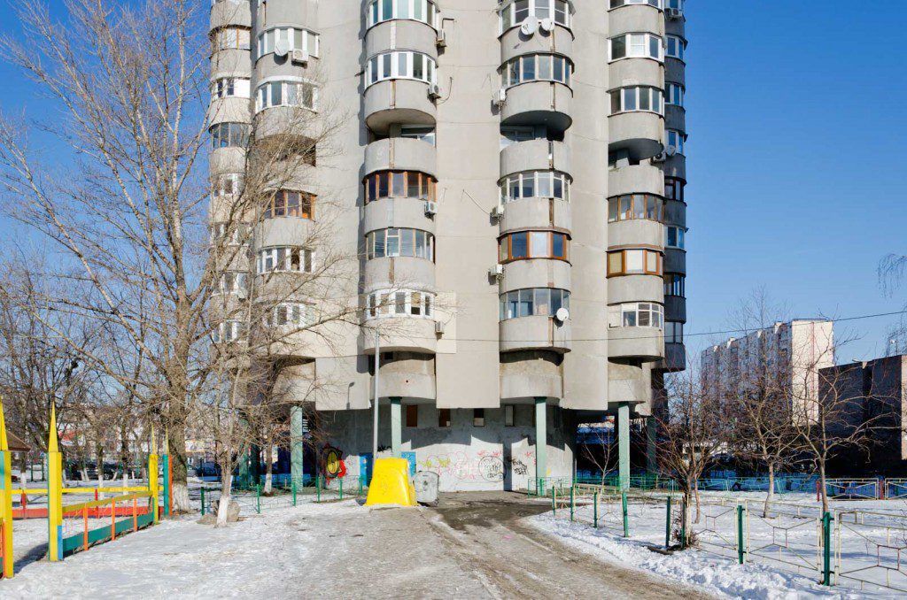 Один з будинків "ромашка" на Оболоні без світла став непридатним до ...